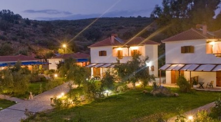Διαγωνισμος με δωρεαν διακοπες για μια τετραμελη οικογενεια στο Μικρο Χωριο